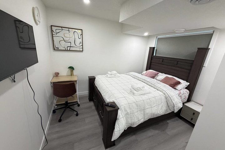 One Bedroom Side Entrance Basement Suite Southwest Edmonton. Close To Airport - Edmonton