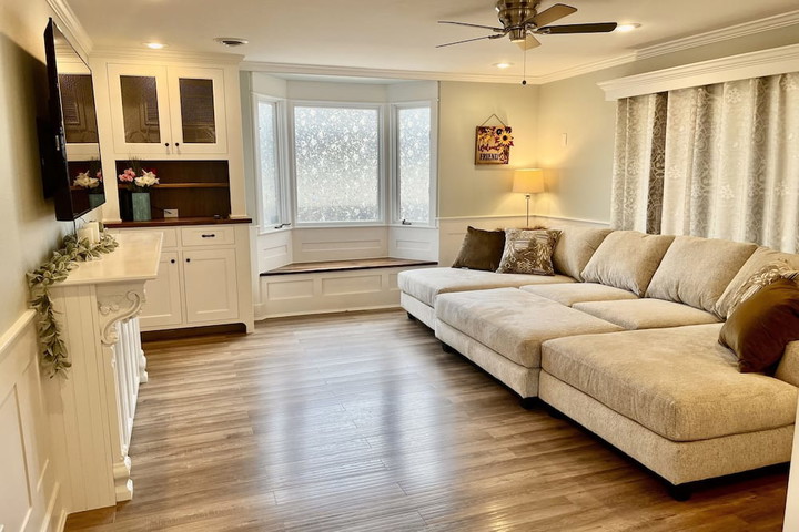 Stunning 4 Bedroom Home - Prime Location - 比靈斯