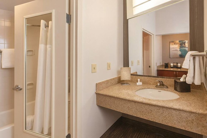 Close To Downtown Wilmington And The University Of Delaware! Free Parking, Pool! - New Castle, DE