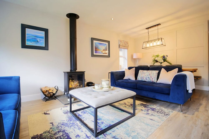 Beautifully Furnished Three- Bedroom Property, Offering  A Luxurious Feel With Its Stylish Decor And - Aviemore