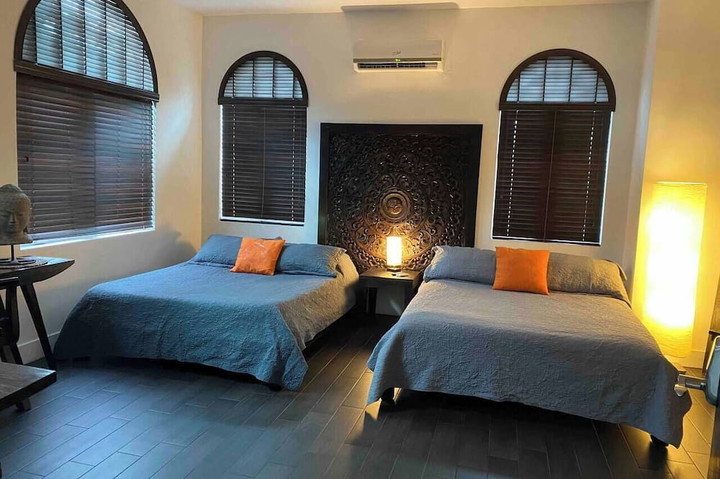 2 Queen Beds In Boutique Hotel Free Street Parking - Miami, FL