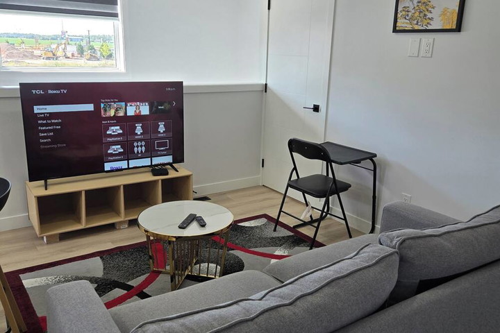 President's Choice: Lofty Guest Suite Near Airport - Alberta