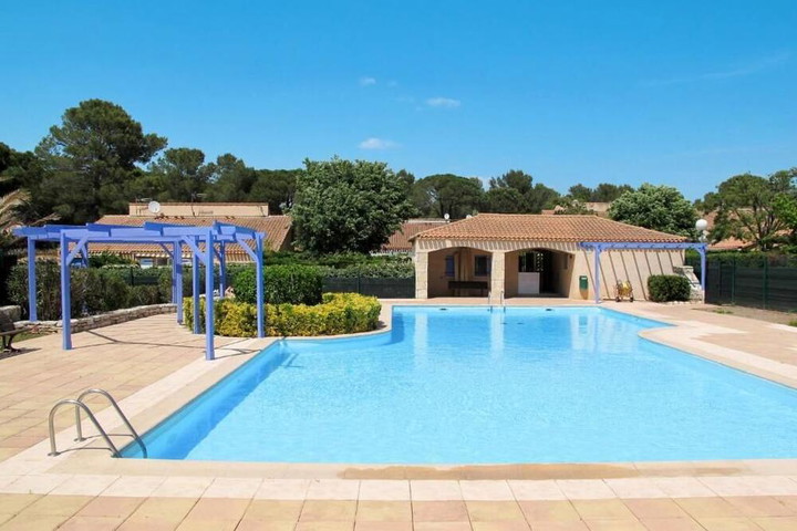 Cosy Renovated Air-conditioned House, Small Garden & Swimming Pool - La Motte