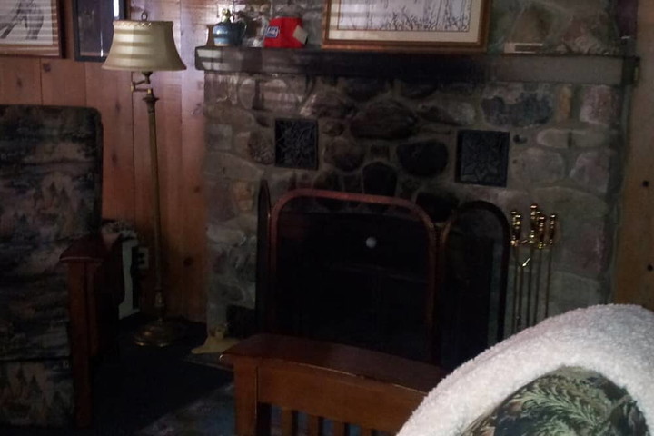 Cabin On Upper Sacramento River - River Access And Beach - McCloud, CA