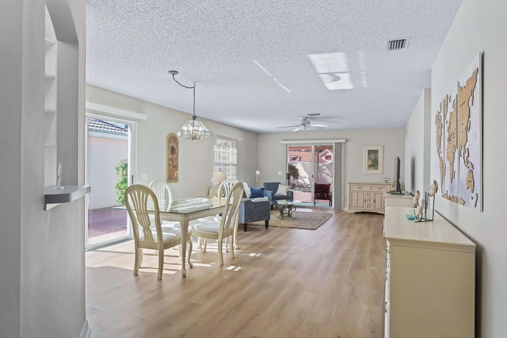 Bright & Stylish 2/2 Courtyard Villa With Fenced Backyard Oasis  Prime Location - The Villages, FL