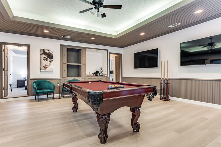 The Castle / 9br Retreat W/ Pool + Game Room - Garland, TX