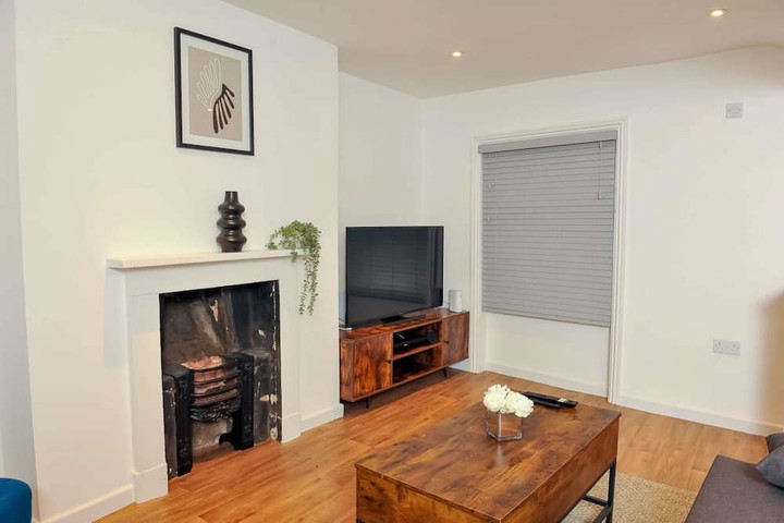 50 Queens Road Apartment 4 - Wokingham