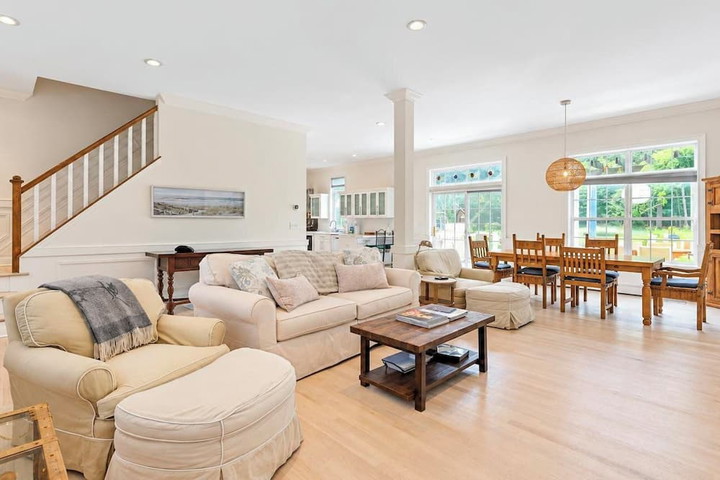 Secluded Wainscott Estate With Heated Pool, Hot Tub, Expansive Yard &... - East Hampton