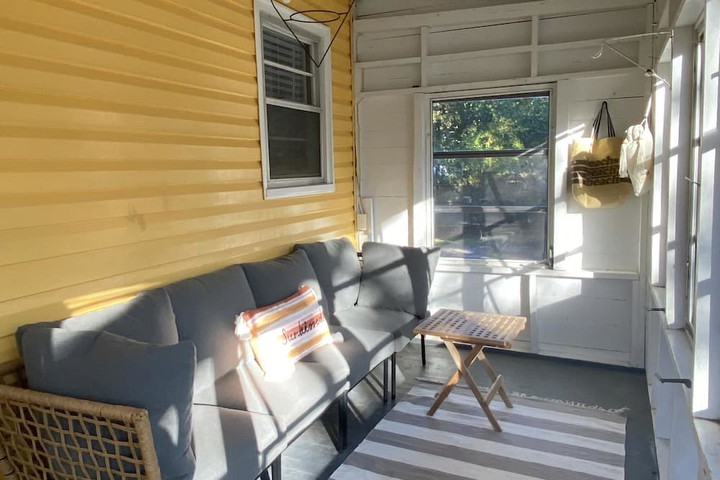Charming Artists Cottage Near The Beach, Large Lot With Beautiful Oaks - Southport, NC