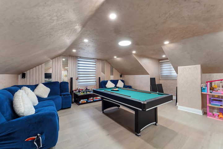 The Eastside Manor - Fully Equipped Mansion, Games Room, Free Parking And More - Pickering