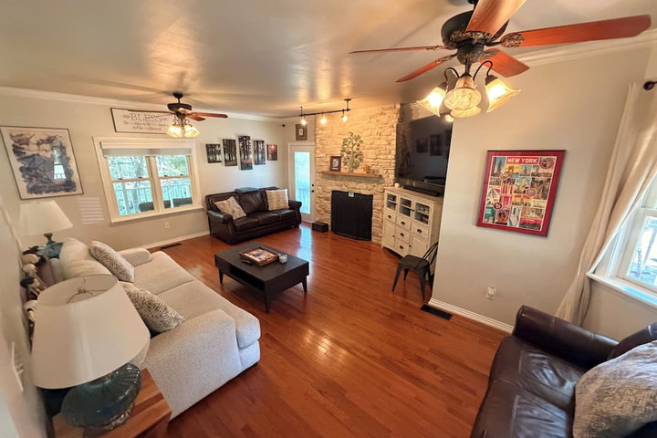 Spacious 4-bedroom "Victorian On The Hill" In Fayetteville Mins From Campus - Fayetteville, AR