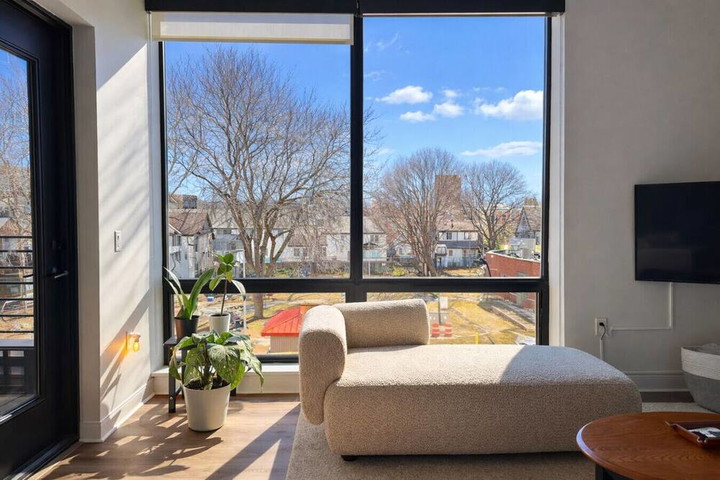 East Side Luxury 1br Apt - Near Brady St With Balcony And Lounge | Sleeps 4 - Milwaukee