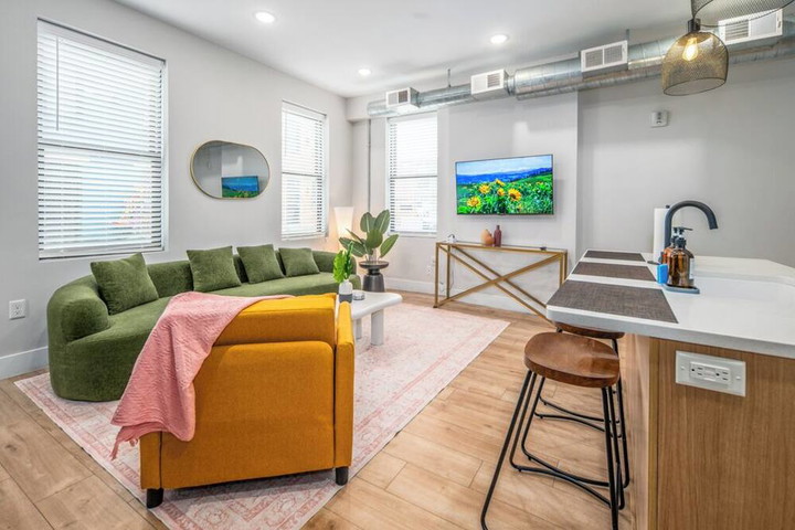 Prime Otr+lux King Bed+2 Smart Tvs+sleeps 3ppl+paid Private Lot+1st Floor - Cold Spring, KY
