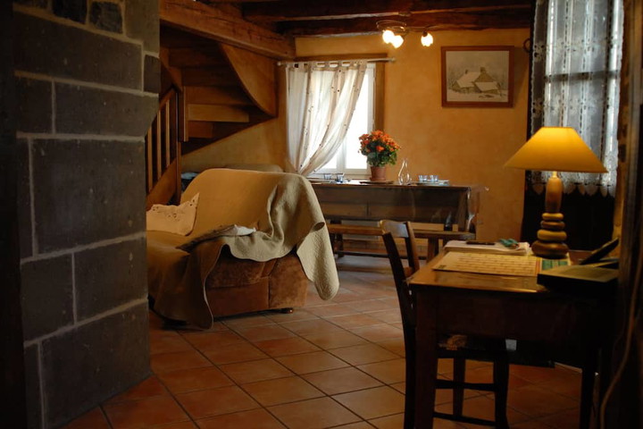Maison De 1850 Entiérement Rénovée  Situee Dans Le Bourg. - Cantal