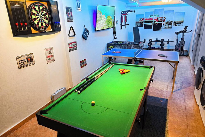 Luxury 5-bedroom, Game Room, Hot Tub, Only 5 Min Walk To Beach - Benalmádena