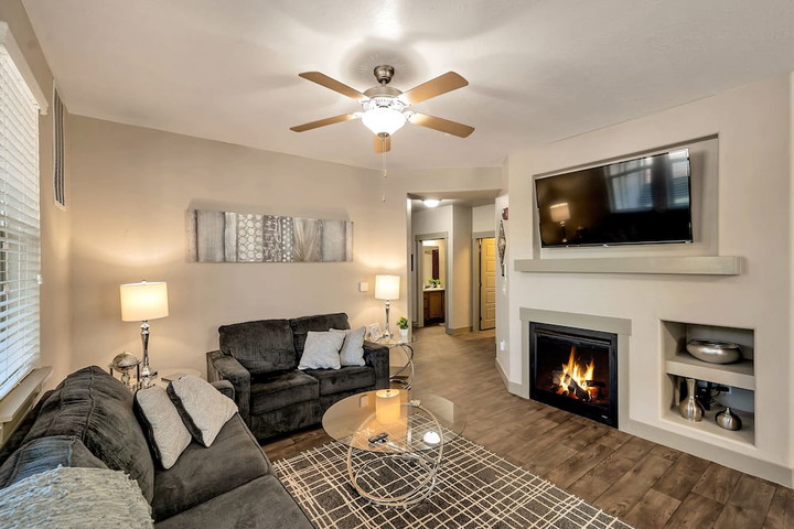 Autumn Adventures Near Trails & Parks, Quiet 2br/2ba Getawayspacious 1,300 Sqft - West Valley City, UT