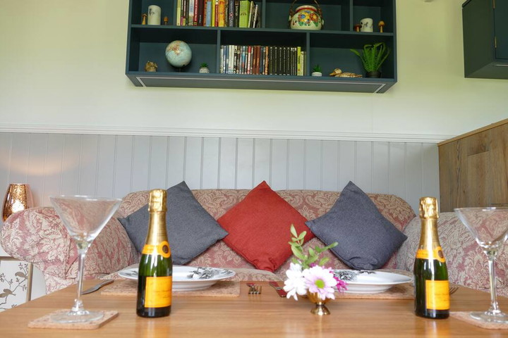 Large Luxury Shepherd's Hut With Hot Tub In The Stunning Welsh Countryside. - Llandeilo