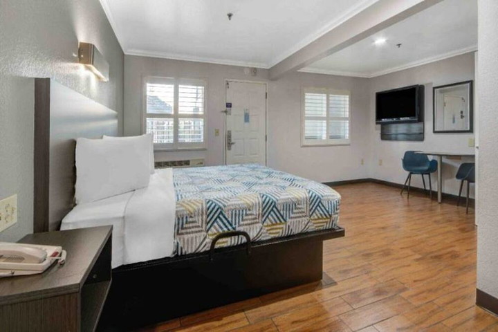 1 Cama King Size | Movilidad | Bañera | Microondas - Ontario, CA