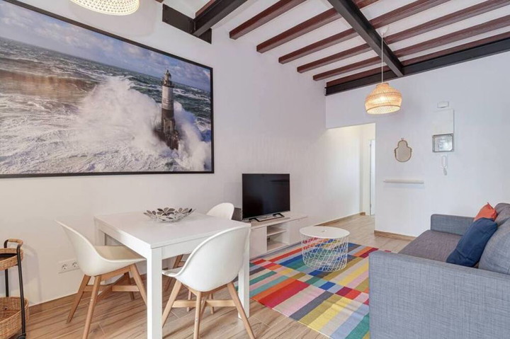 This Cozy Apartment Is A Guarantee Of An Unforgettable Stay In Barcelona. Located In The Eixample, One Of The Most Emblematic Neighborhoods Of Barcelona, Close To Bars, Stores And Restaurants, With A Great Connection, The Metro Is Less Than 2 Minutes - Barcelona