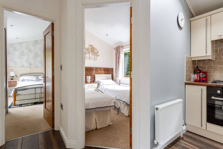 Log Cabin On Shores Of Lake Windermere, Surrounded By Breathtaking Scenery - Ambleside