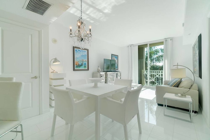 The Palms Suite - Casa Costa 309s, Pools, Jacuzzi, Beach, Shops & Dog Friendly - Boynton Beach, FL