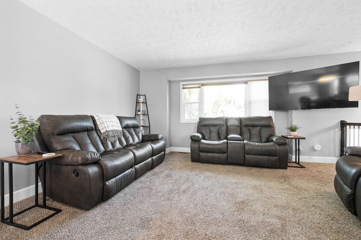 Pool, Sauna, Work Out Area, Ping Pong, King Bed.  So Many Amenities!!! - Nebraska