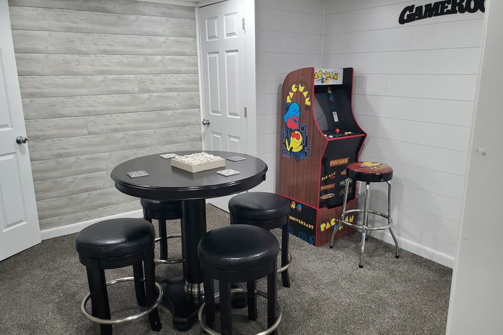 Comfortable 3br, Free Wi-fi, Washer & Dryer Onsite, Game Room, Backyard Fire Pit - Iowa