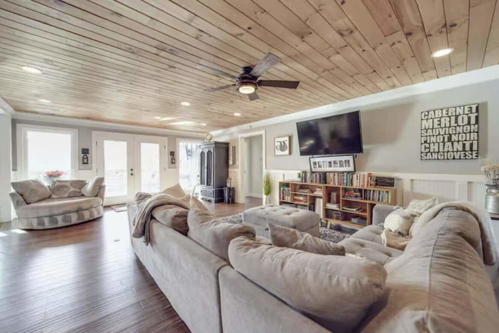 Chalet Du Lac  Lakefront Retreat - Charlotte, NC