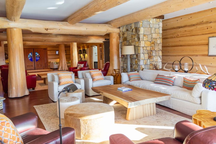 Jollymore | Pink Sky Lodge - Smithers