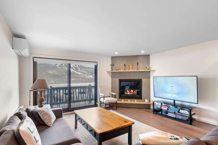 Spacieux Condo Avec Vue Sur Le Lac Tremblant Et La Montagne De Ski Mont-tremblant - Laurentides