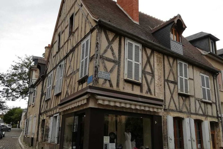 Aux 3 Maillets 2. Très Bel Appartement Dans Une Maison Du Xviè. - Bourges