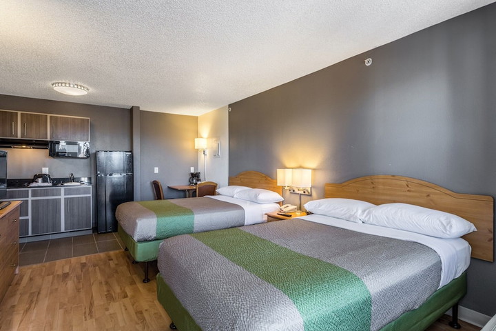 Spacious 2-bed Non-smoking Oasis - Albuquerque, NM