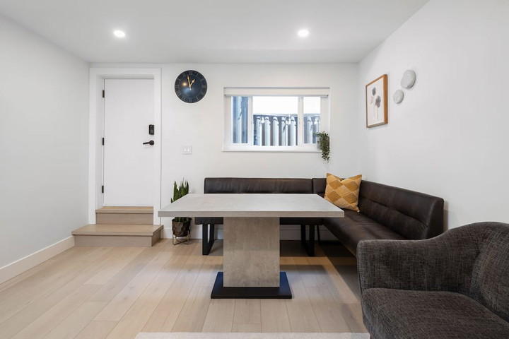 Modern, Bright, Clean 2 Bedroom Suite - Great Location! - Burnaby