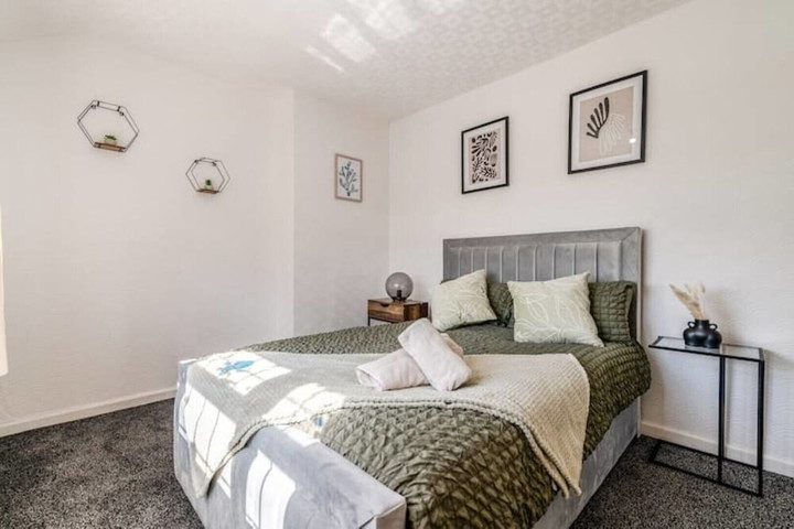 3-bed House Near Lakeside Mall | Free Parking - Basildon