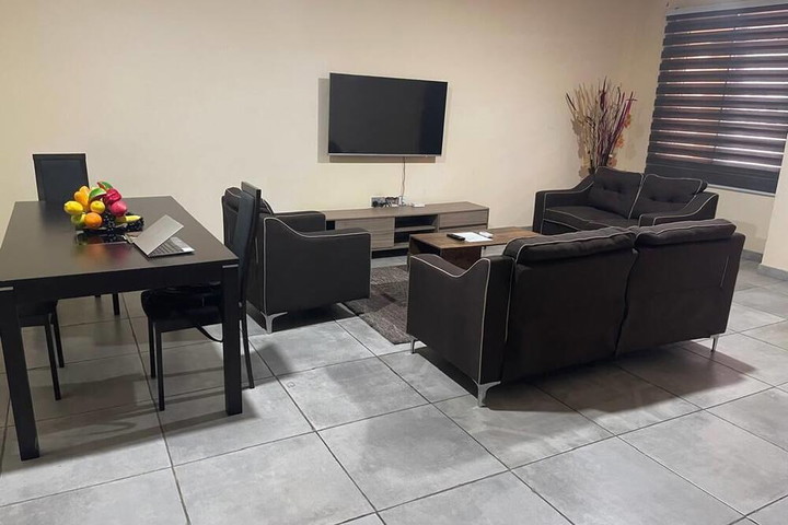 A Homey Haven In The Town Center, Blending Tranquility With Urban Convenience. - Accra