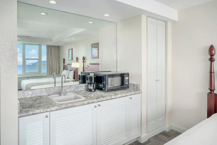 Maui Getaway | Minutes From Kanaha Beach | Oceanfront Suite W/ Pool Access! - Maui, HI