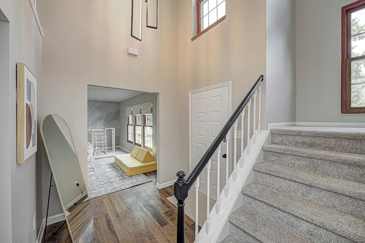 Modern Home: Hot-tub, Fire-pit, Sleeps12, Pets Ok - Greenfield, IN