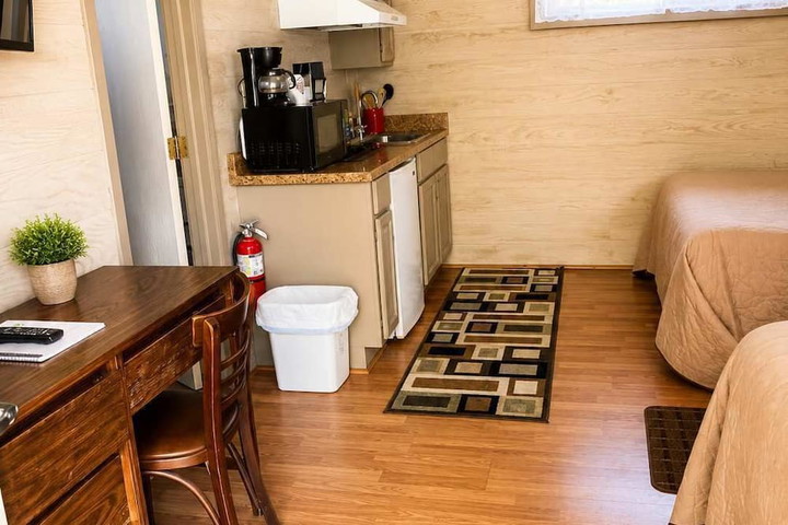 Pet Friendly Room 16-2 Queen Suite-woodland Motor Lodge - Grayling, MI