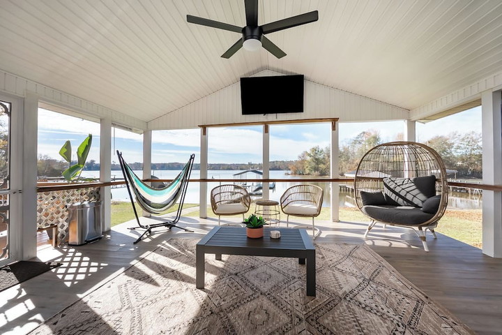 Lakefront Getaway: Fire Pit ~ Dock ~ Games ~ Family & Pet Friendly - Greenwood, SC