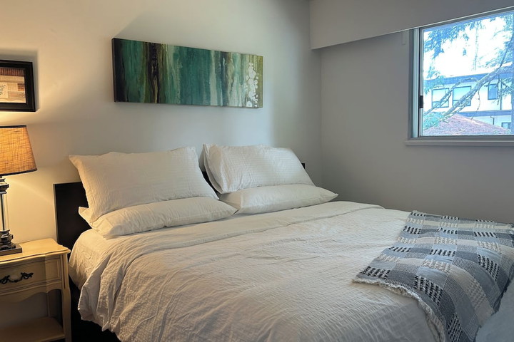Bright & Cozy - The White Rock Gateway - White Rock