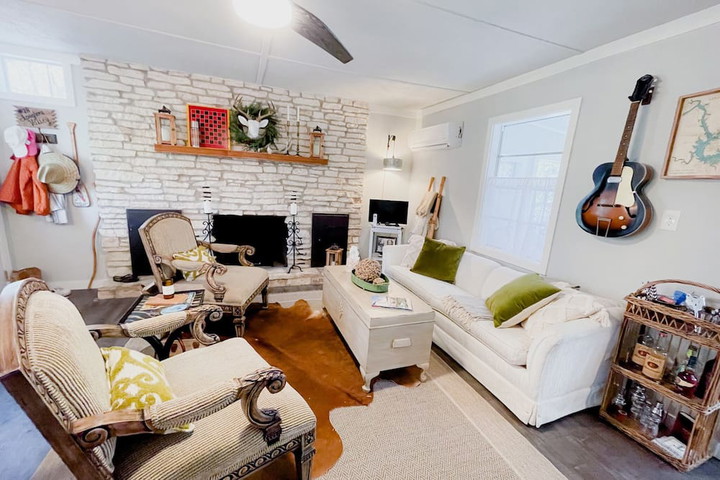 A Cozy, Quiet And Most Perfect Cottage Beautifully Located On A Waterfront Cove. - Kingsland, TX