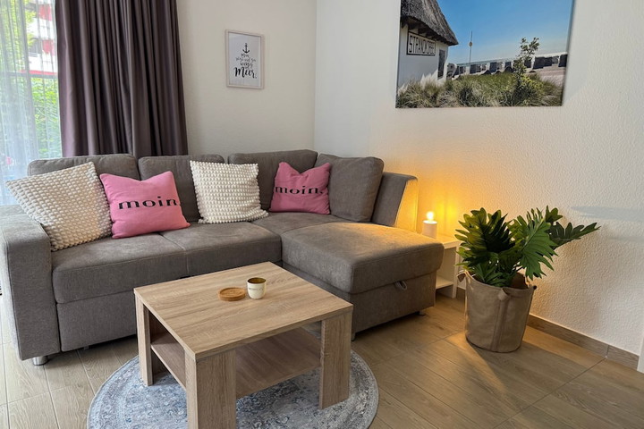 Stylish Coastal Retreat  10 Min To Clearwater Beach - Clearwater, FL