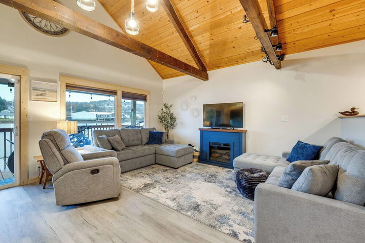Cape House Retreat Riverfront W/easy Beach Access. Pet Friendly! - Pacific City, OR