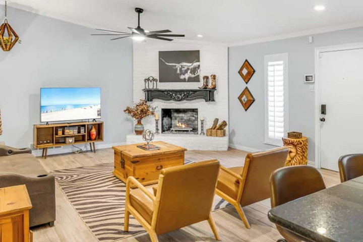 New! Texas Boudoir Estate Spa Home, A Luxurious Private Getaway With Indoor Pool, Sauna, Steamroom, Hot Tub, Jacuzzi, Two King Primary Suites + Loft Queen Ensuite, Lush Garden & Pond, All In A Quiet, Upscale Dallas Neighborhood. - Dallas, TX