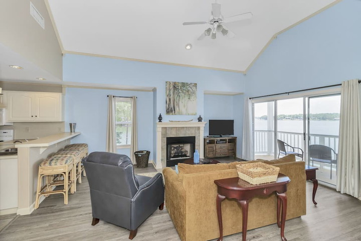 Lakefront Getaway With Stunning Western Views Sleeps 6! - Lake Martin, AL