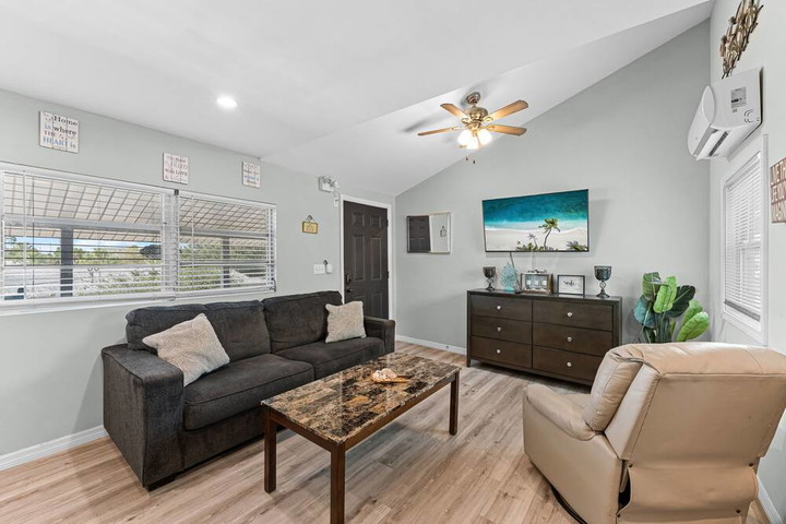 Dog Friendly, Spacious Beach Retreat, Only Steps To Sugary Sand, Conveniences And All The Fun! - Sanibel, FL