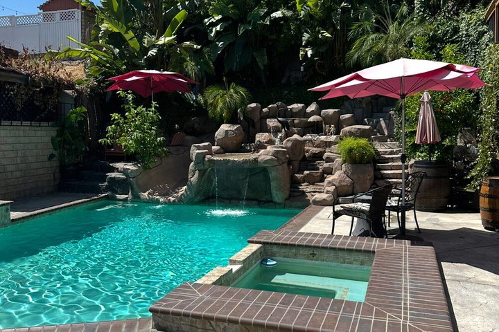 Cozy And Charming House All You Need Is Here  Several Relaxing Area Awaiting 4-u - Claremont, CA