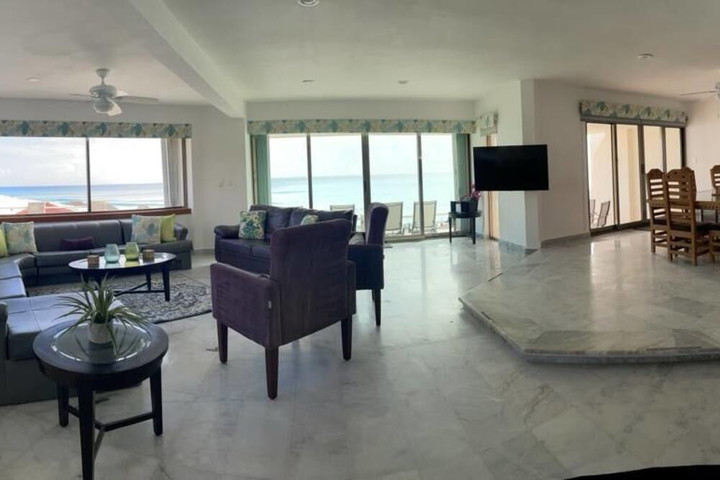 Modern & Large Villa Located On Caribbean Beach - Cancún