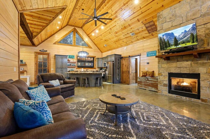 The Copper Hideout · Hochatown Hideout: Hot Tub, Fire Pit, Pure Relaxation - Broken Bow, OK