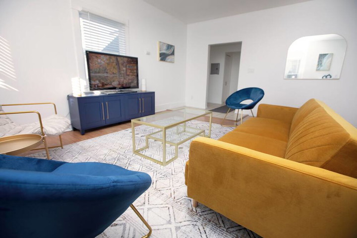 Spacious Downtown Gem W/ Parking - Long Beach, CA